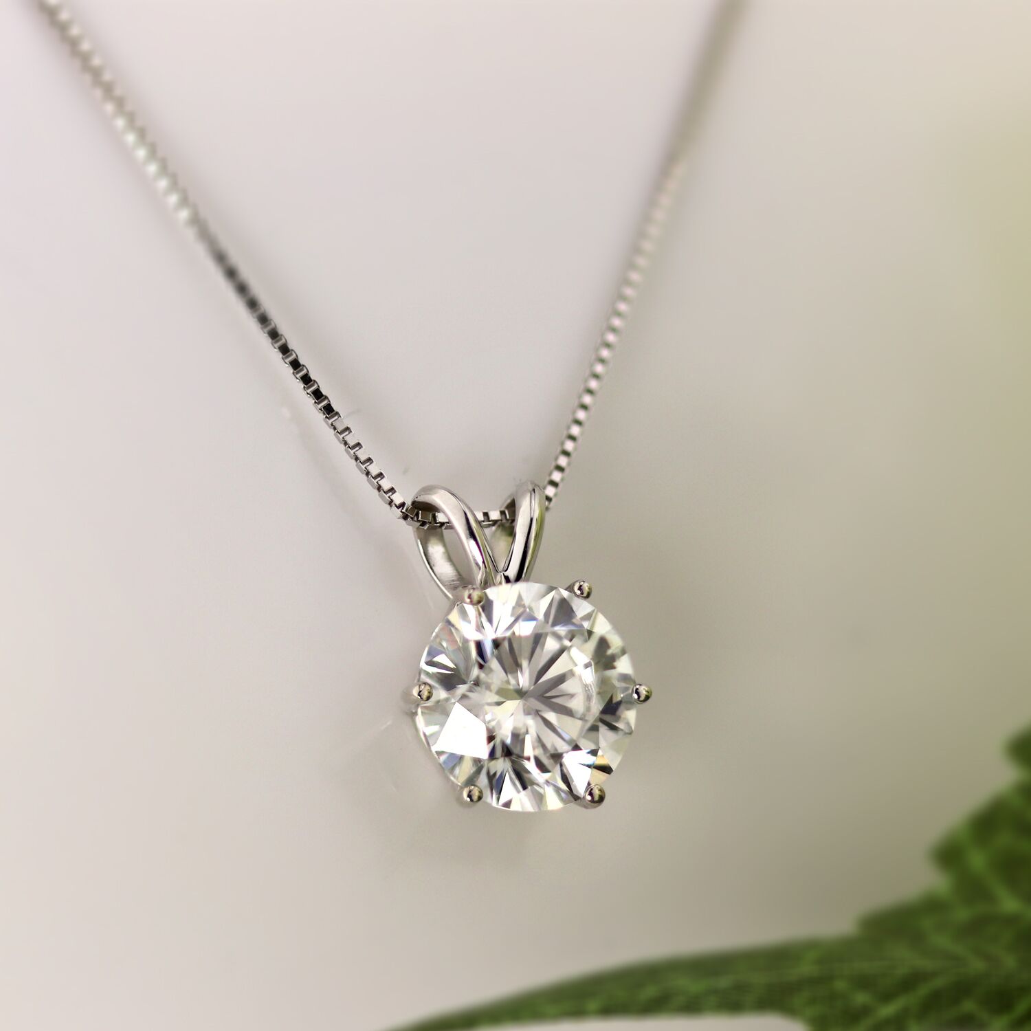 Simple Solitaire Settings - The Timeless Gift Idea - DiamondStuds News
