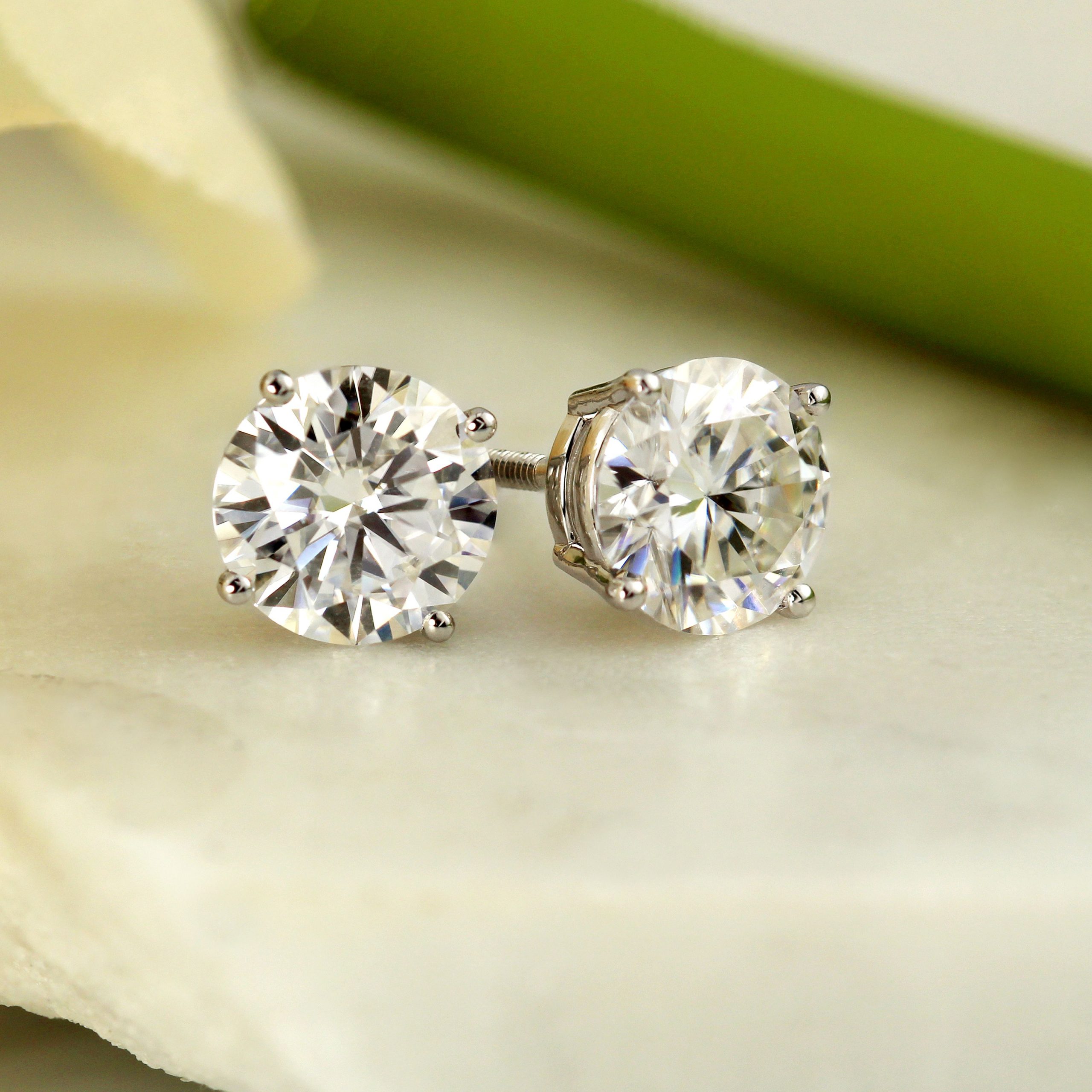 round-diamond-studs - DiamondStuds News
