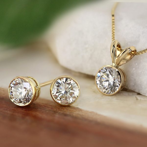 Everything You Need to Know About Bezel Settings - DiamondStuds News